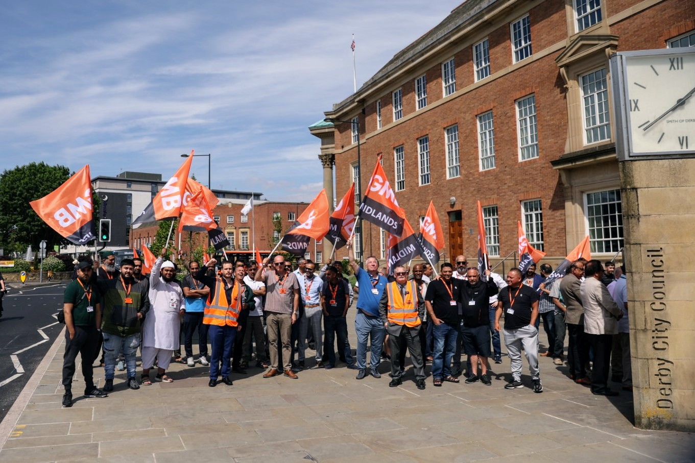Derby taxis descend on council HQ in dispute over licensing. | GMB Union